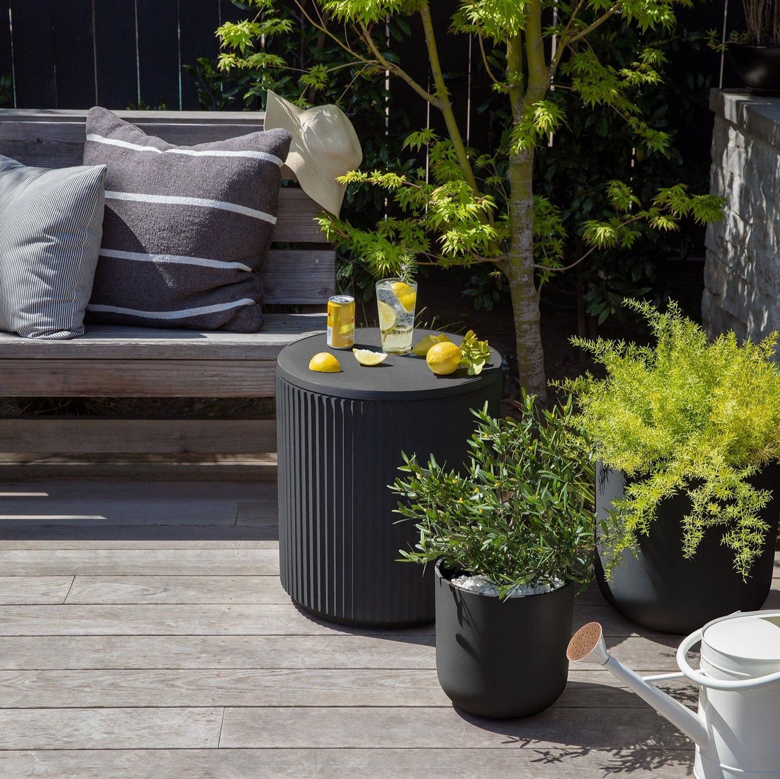 demi chill side table– Veradek