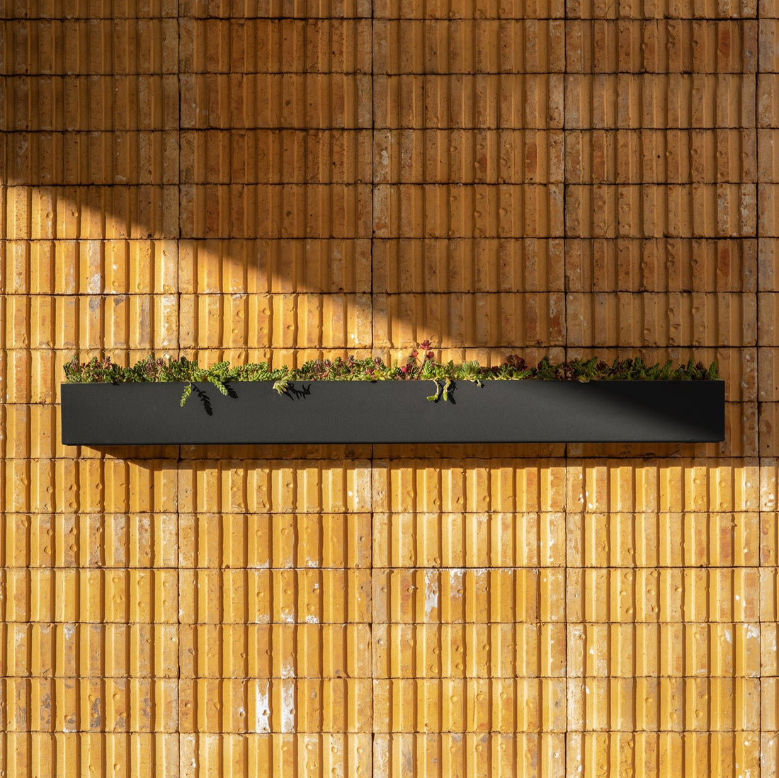 geo hanging trough planter– Veradek