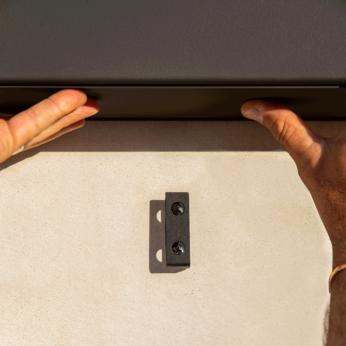 geo hanging trough planter– Veradek